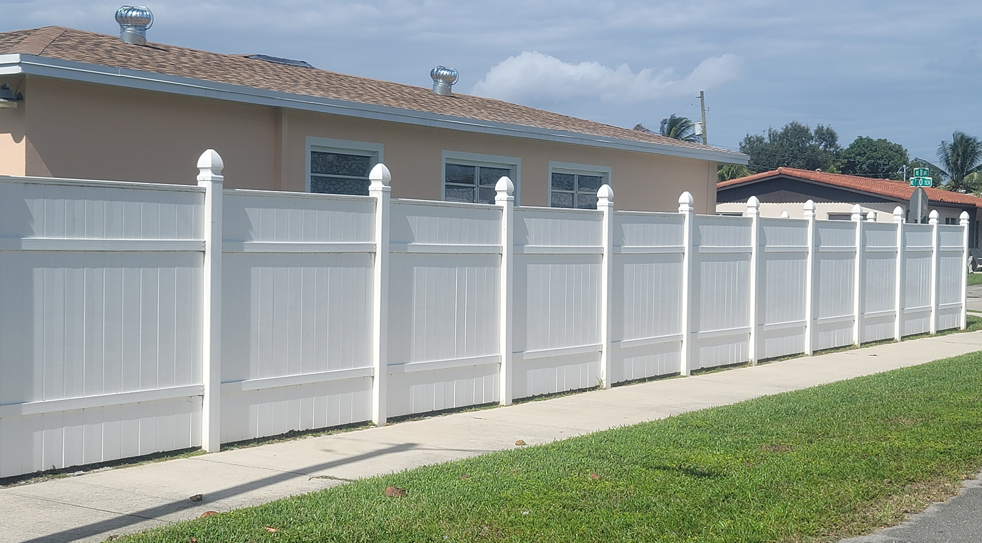 Fence Building & Property Lines: South Florida Tips