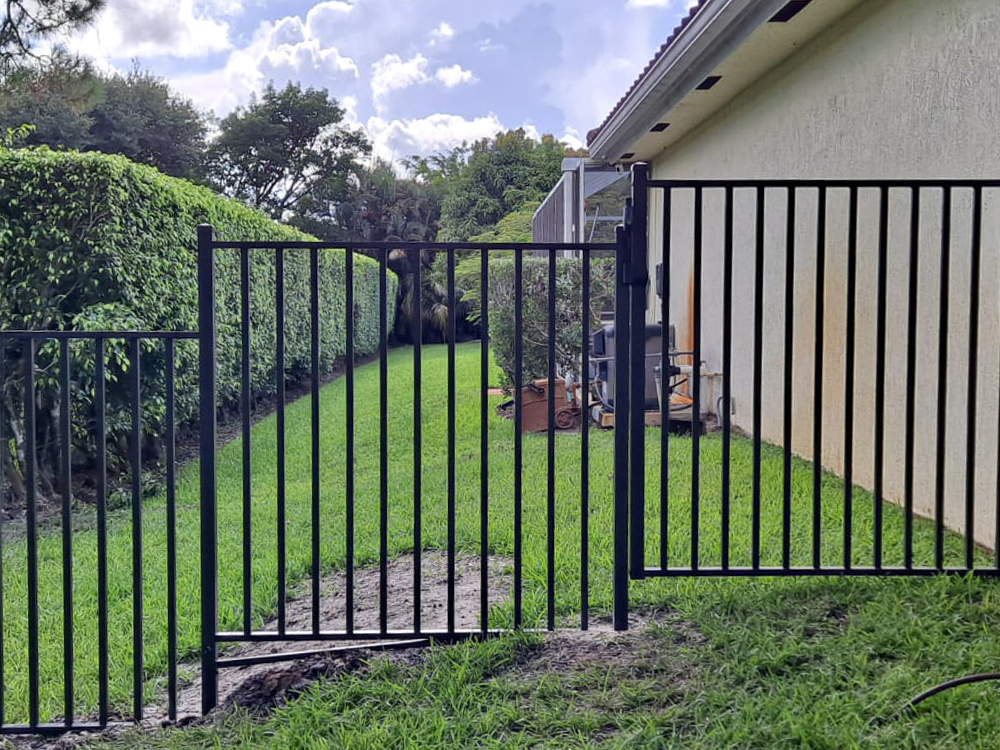 5' Bronze Mechanical Aluminum Fence in Parkland, FL - Complete! - South ...