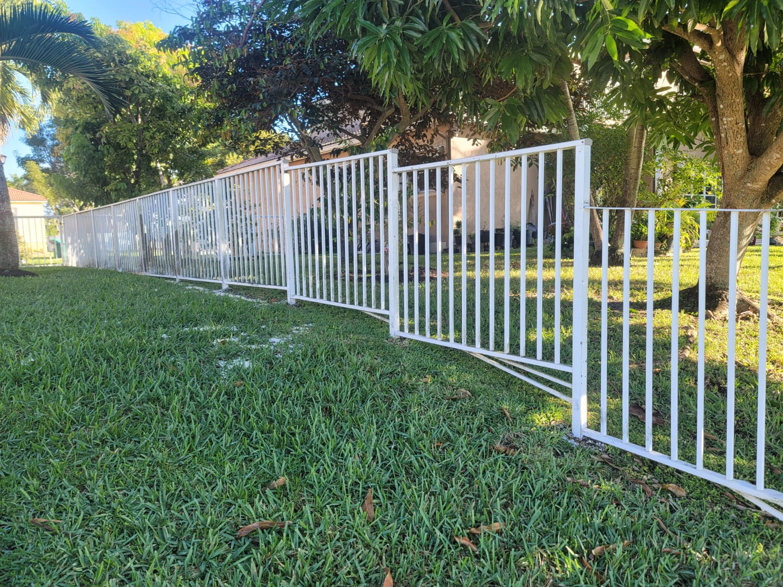 White Mechanical Aluminum Fence - Aluminum Fence - Aluminum Fence ...